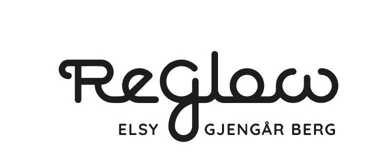 Håndlagde lysekroner og lamper i gjenbruksmaterialer.